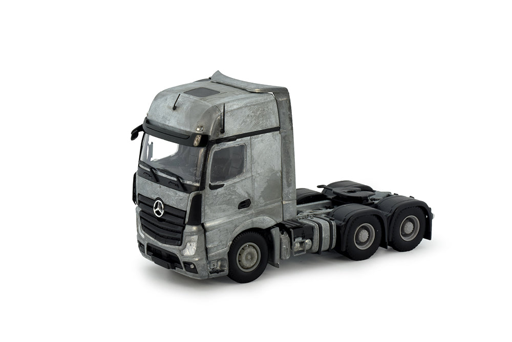 84924 | MP05 Actros Giga space 6x4 tractor chassis kit – Maguires Models